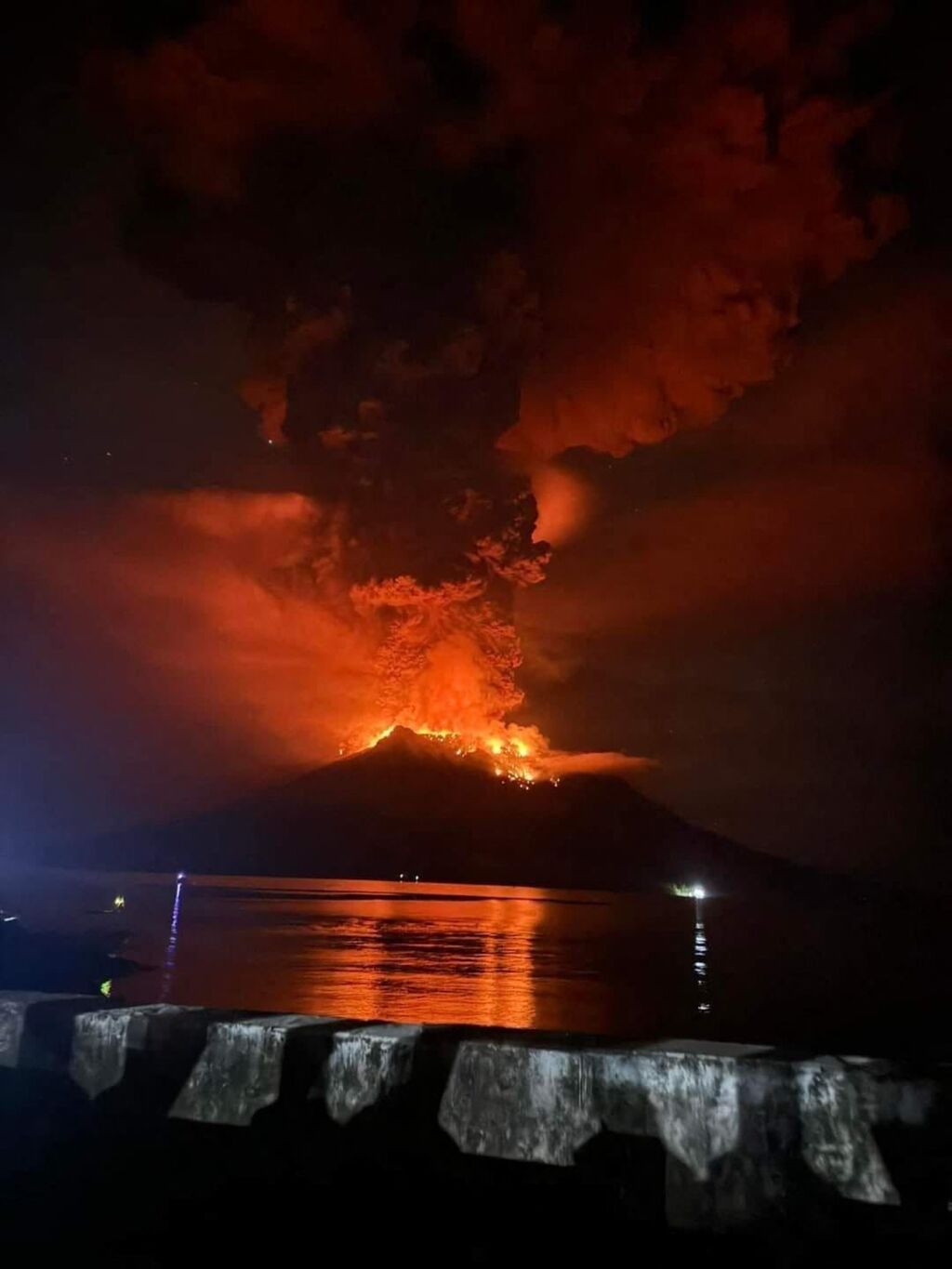 Le volcan indonésien Ruang entre en éruption et des centaines de ...